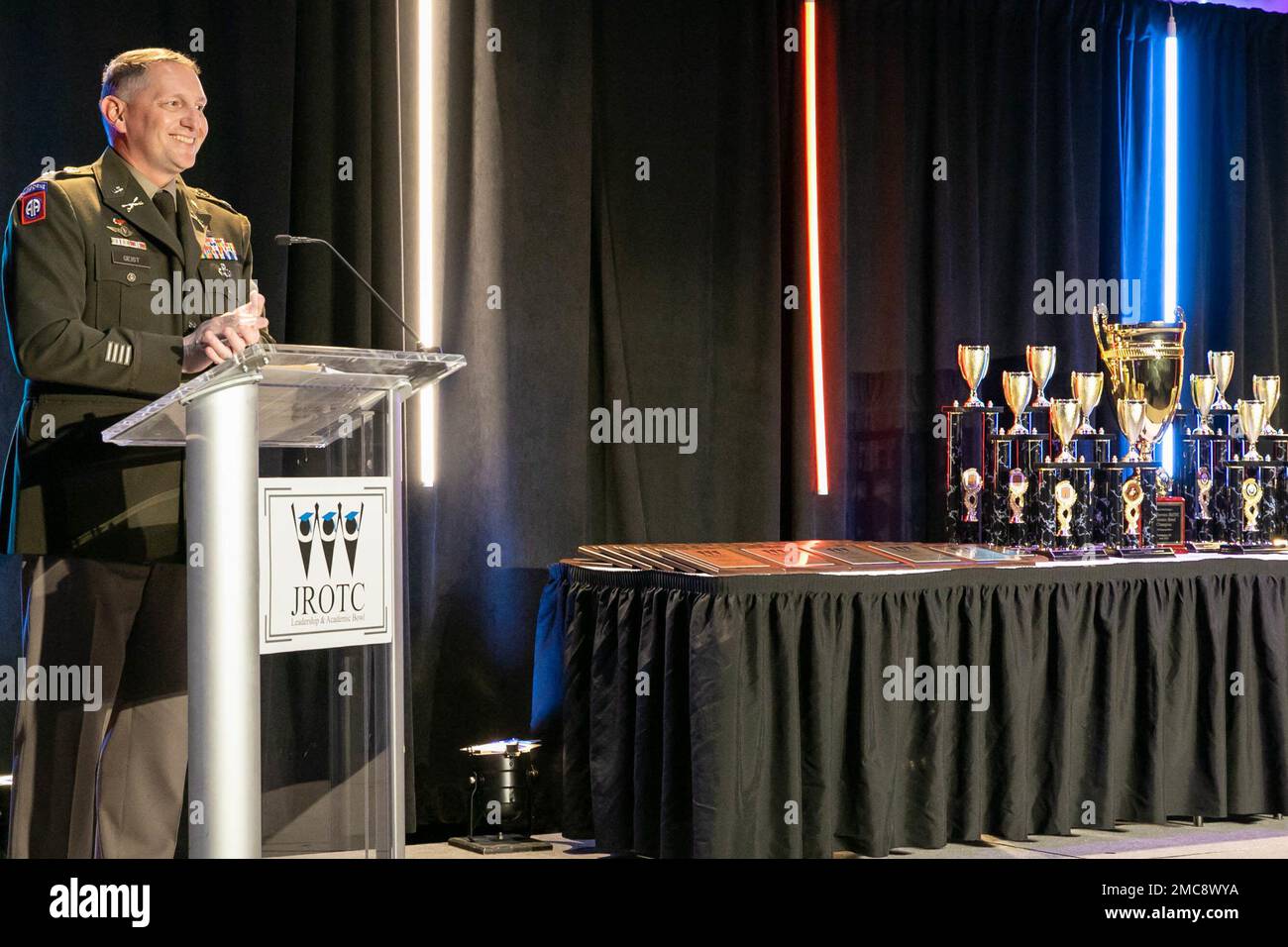 Le lieutenant-colonel Casey Geist, directeur du JROTC, prononce les ...