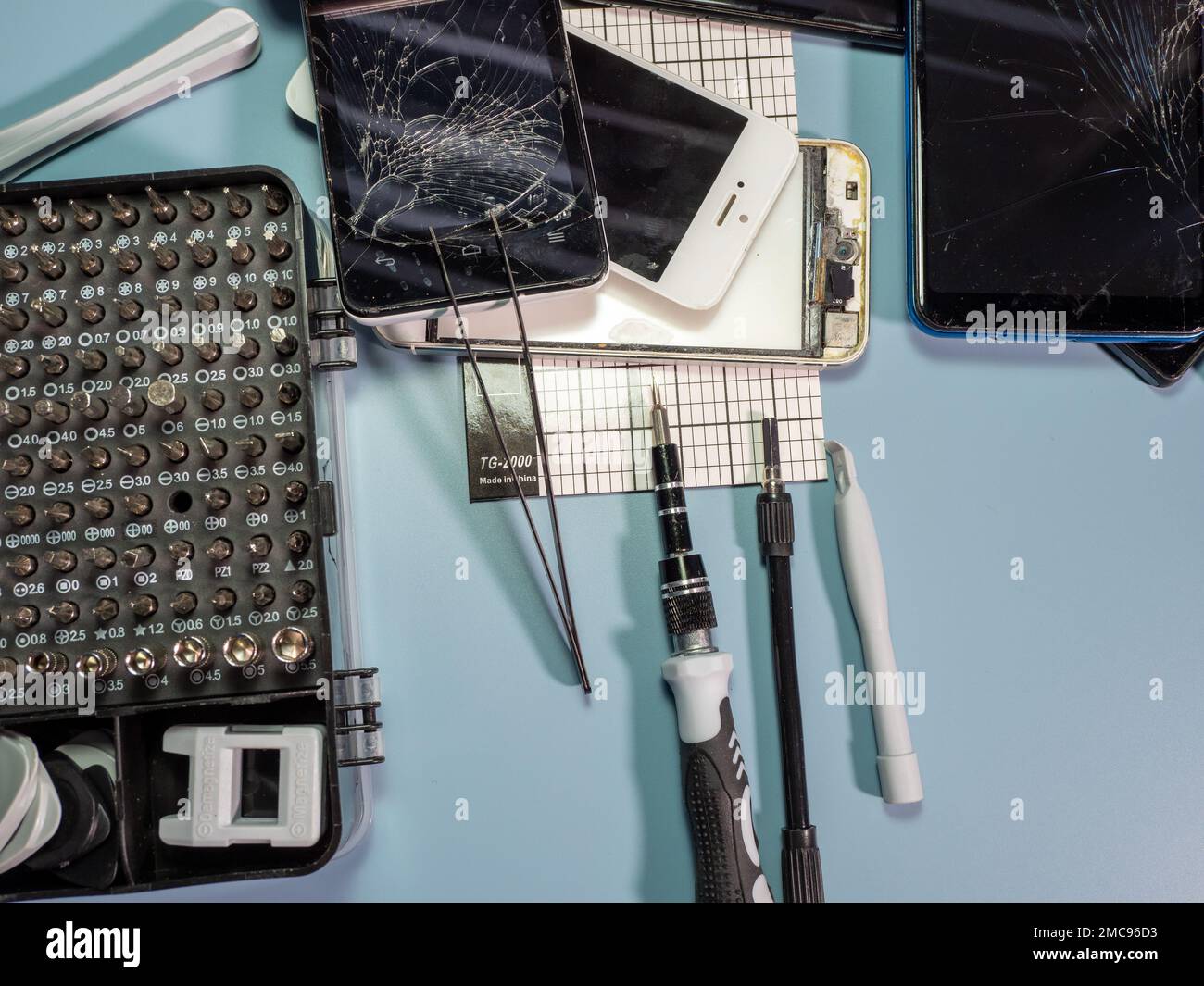 Ancien smartphone et outil de réparation défectueux. Le concept de l ...