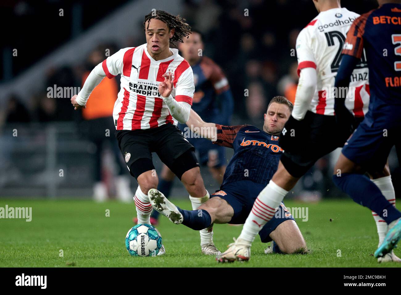 EINDHOVEN - (lr) Xavi Simons du PSV Eindhoven, Sondre Tronstad de ...