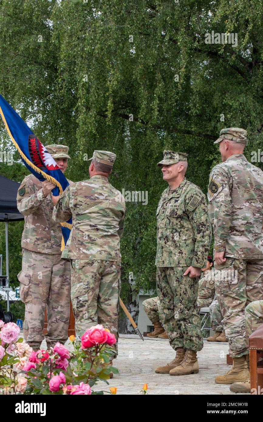 Le général de division (Select) Steven G. Edwards, commandant entrant ...