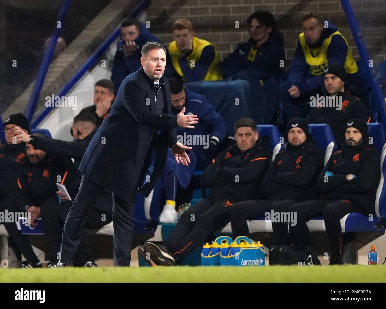 Michael Beale, directeur des Rangers, se montre sur la ligne de contact ...