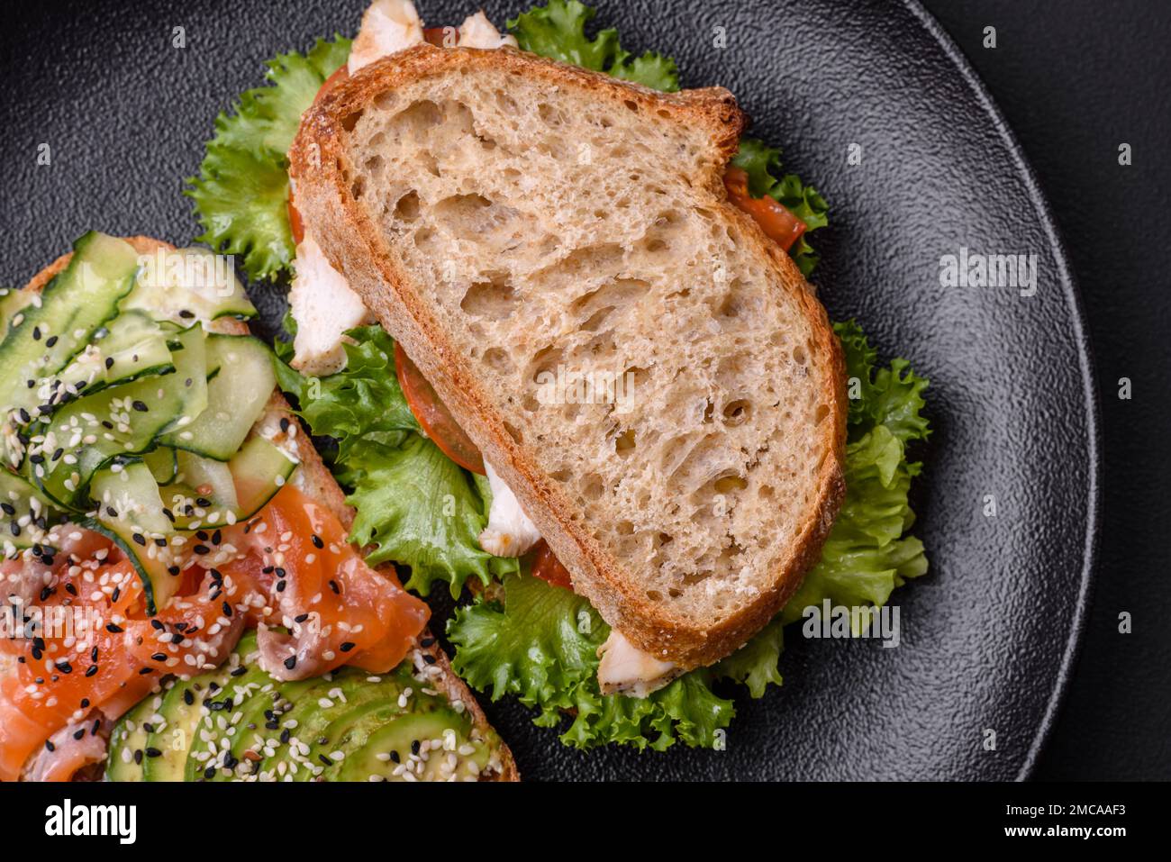 Sandwich frais et savoureux avec saumon, avocat et graines de sésame et ...