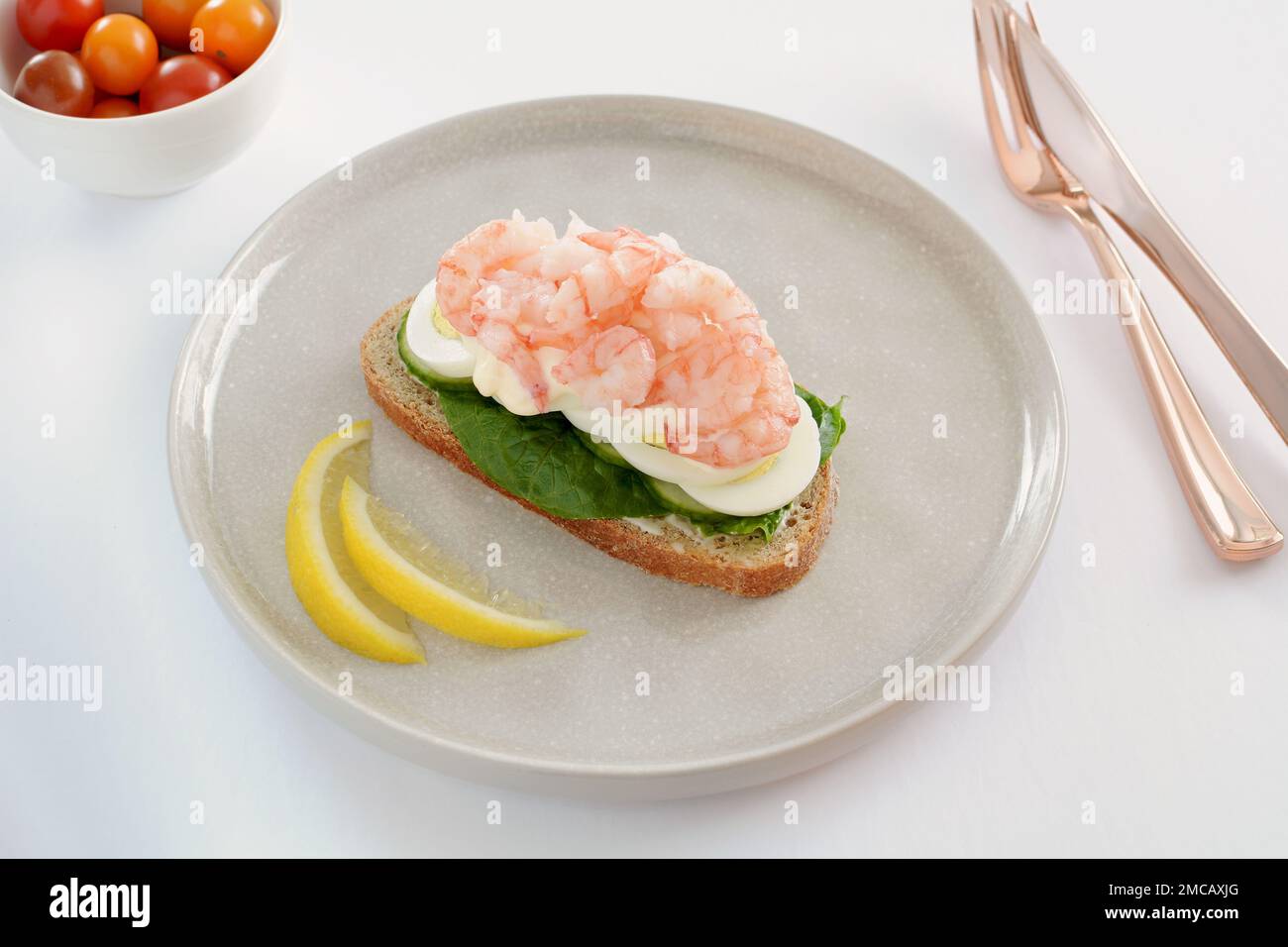 Sandwich ouvert aux crevettes Banque de photographies et d’images à ...