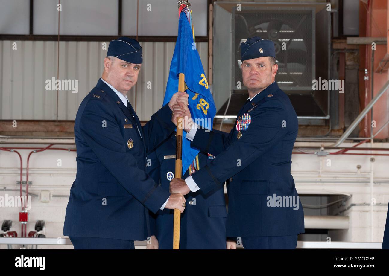 Le lieutenant-colonel Brian Davis cède le commandement de l'escadron d ...