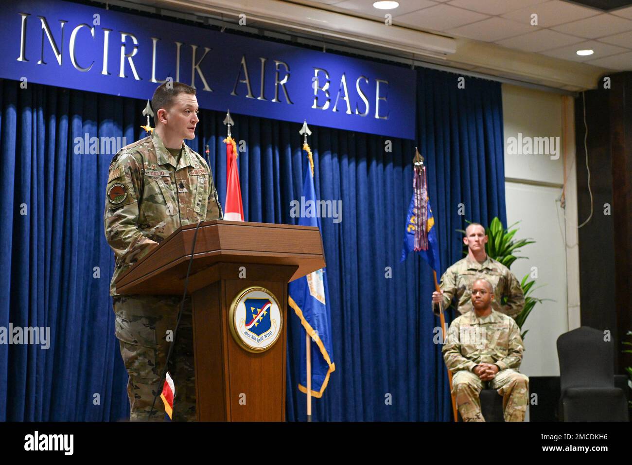 Le lieutenant-colonel Marc Aurilio, commandant entrant du 39th e ...