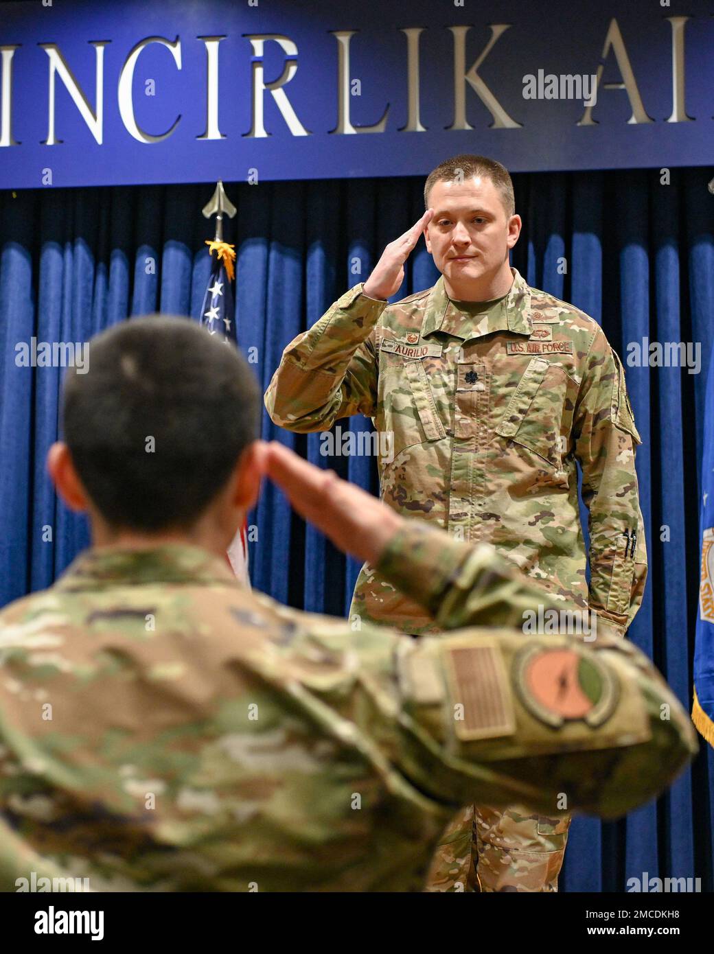 Le lieutenant-colonel Marc Aurilio, commandant entrant du 39th e ...