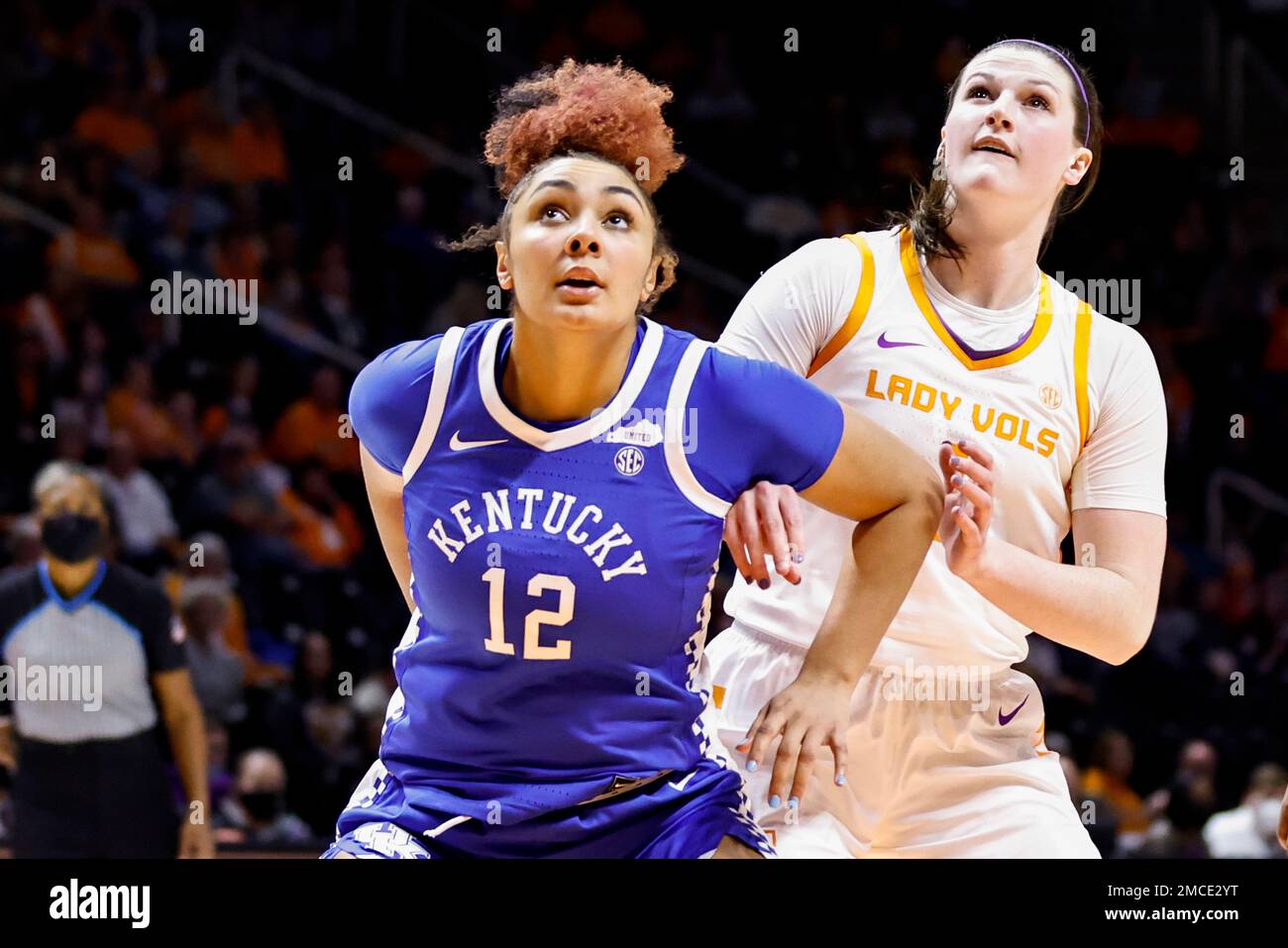 Kentucky guard Treasure Hunt (12) blocks out against Tennessee guard ...