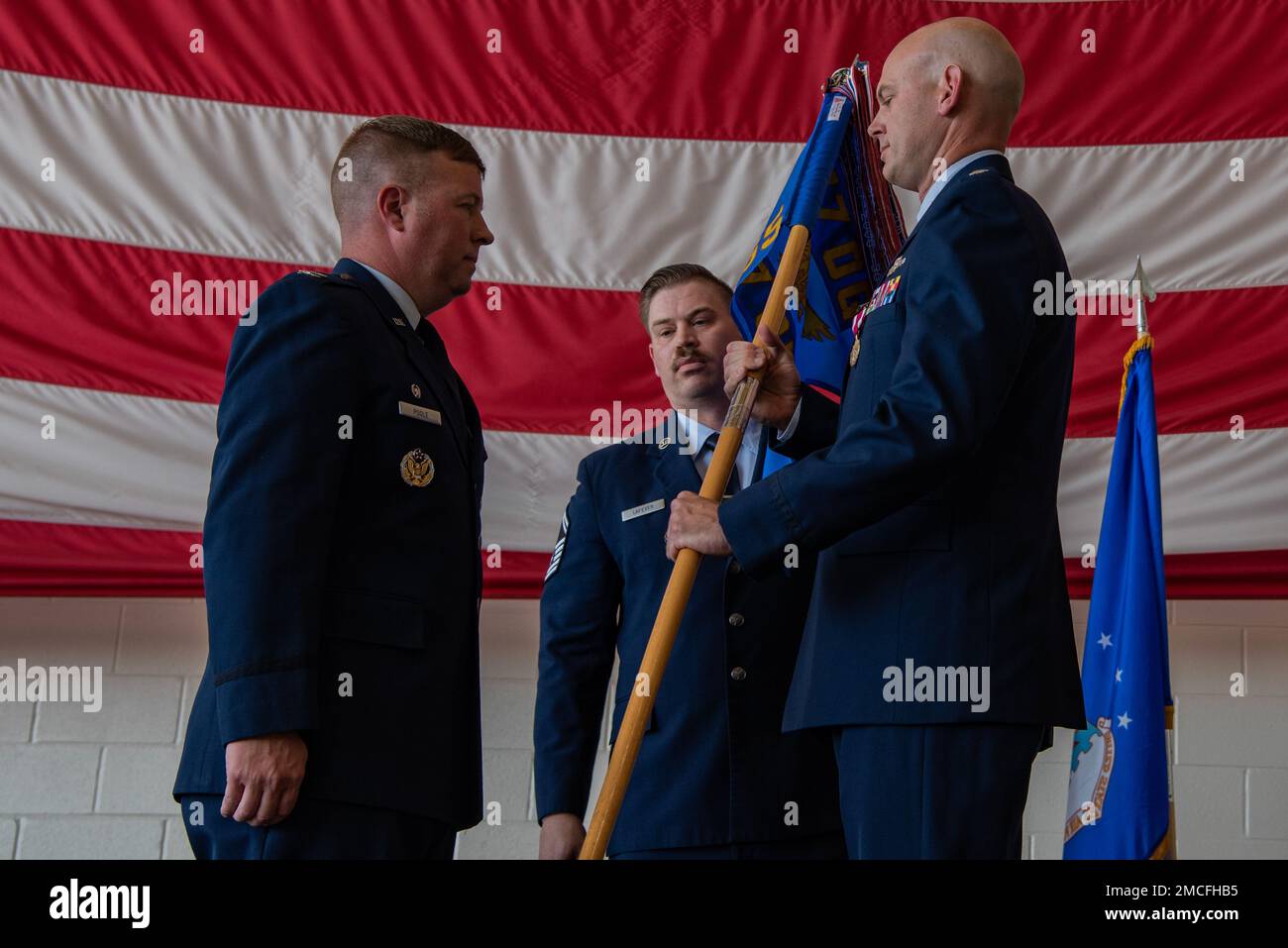 Le lieutenant-colonel Brenton Gaylord, commandant sortant de l'escadron ...