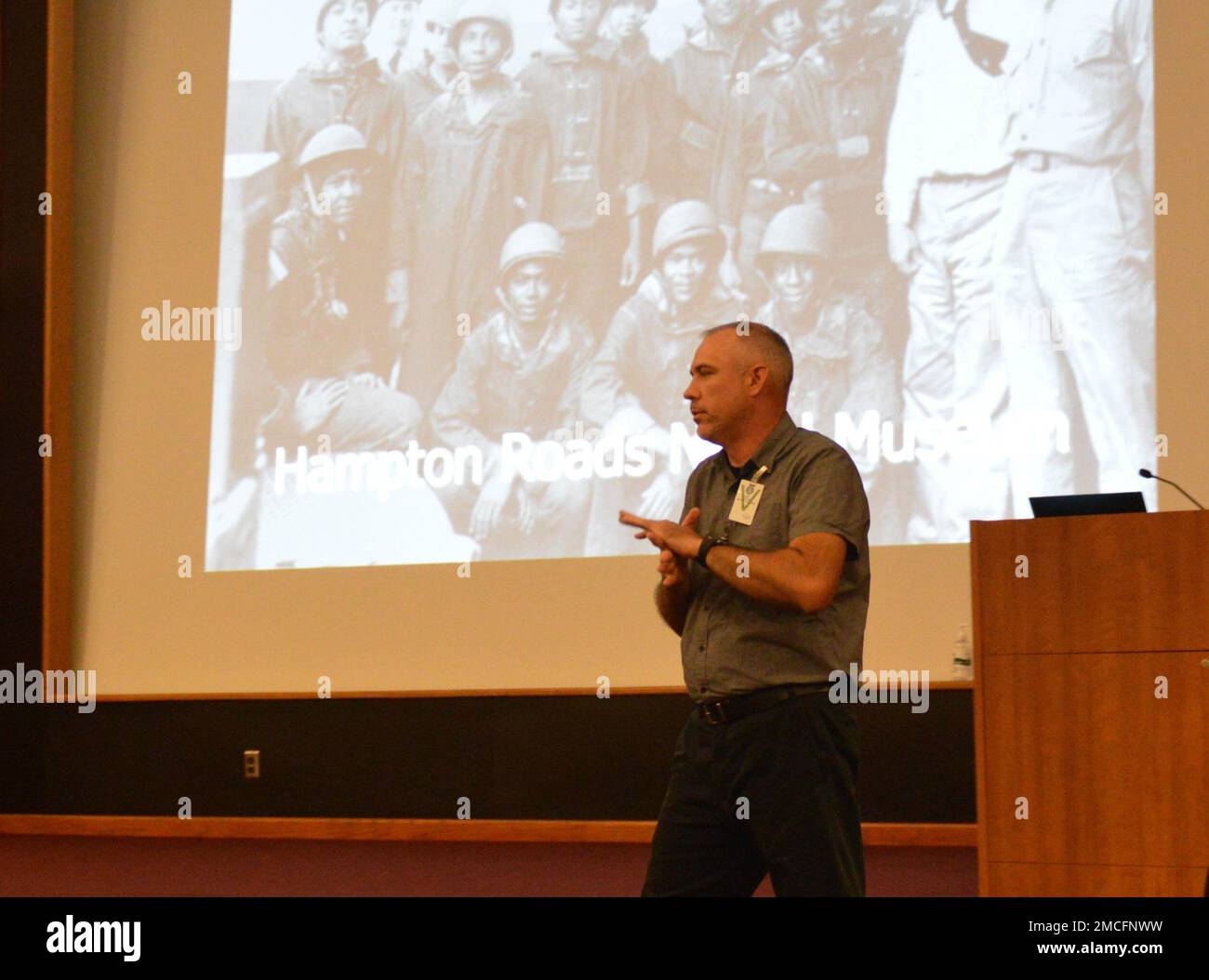 Matthew Headrick, éducateur militaire au Musée naval de Hampton Roads ...