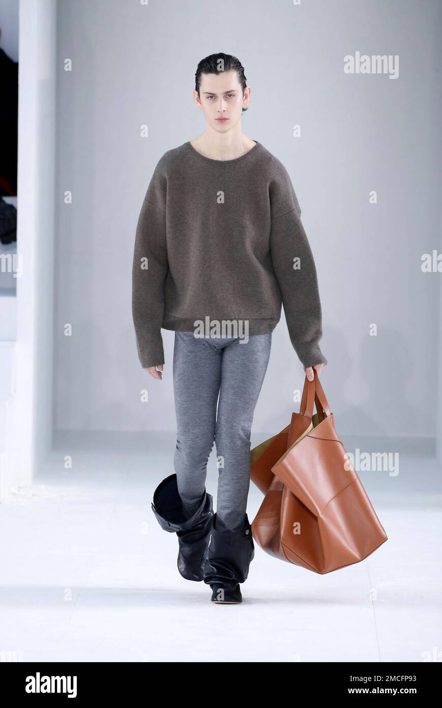 Paris, France. 21st janvier 2023. Un modèle présente une création de la ...