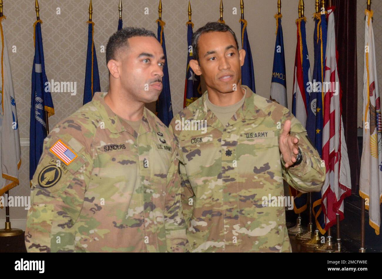 FORT MEADE, MD - le lieutenant-colonel Chaveso Cook, à droite, le ...