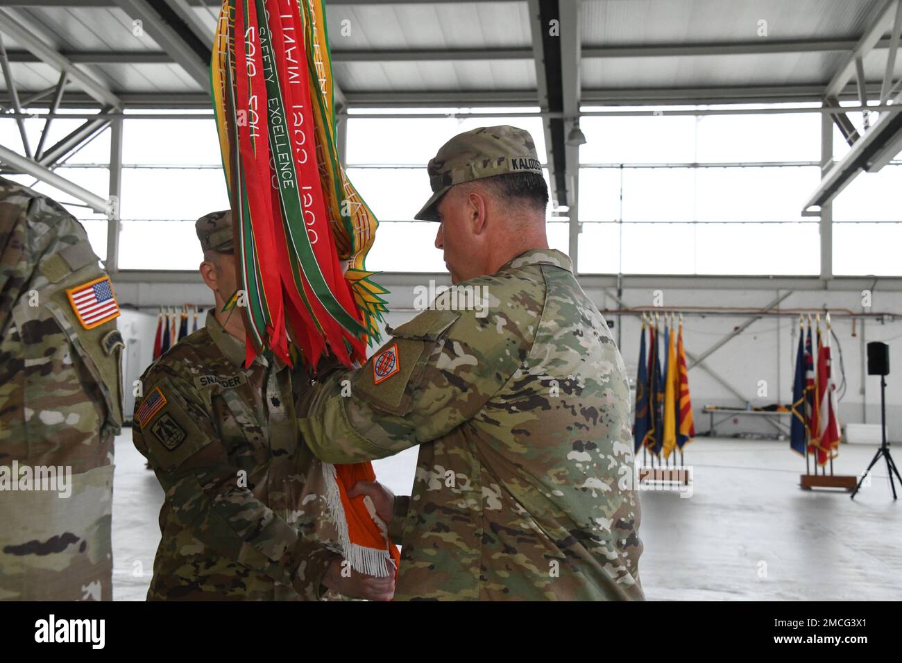 Le lieutenant-colonel Jared W. Snawder, commandant sortant, 39th ...