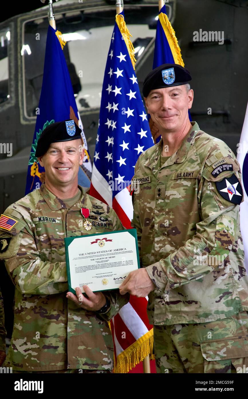Le colonel Aaron Martin, commandant sortant de la Brigade de l'aviation ...
