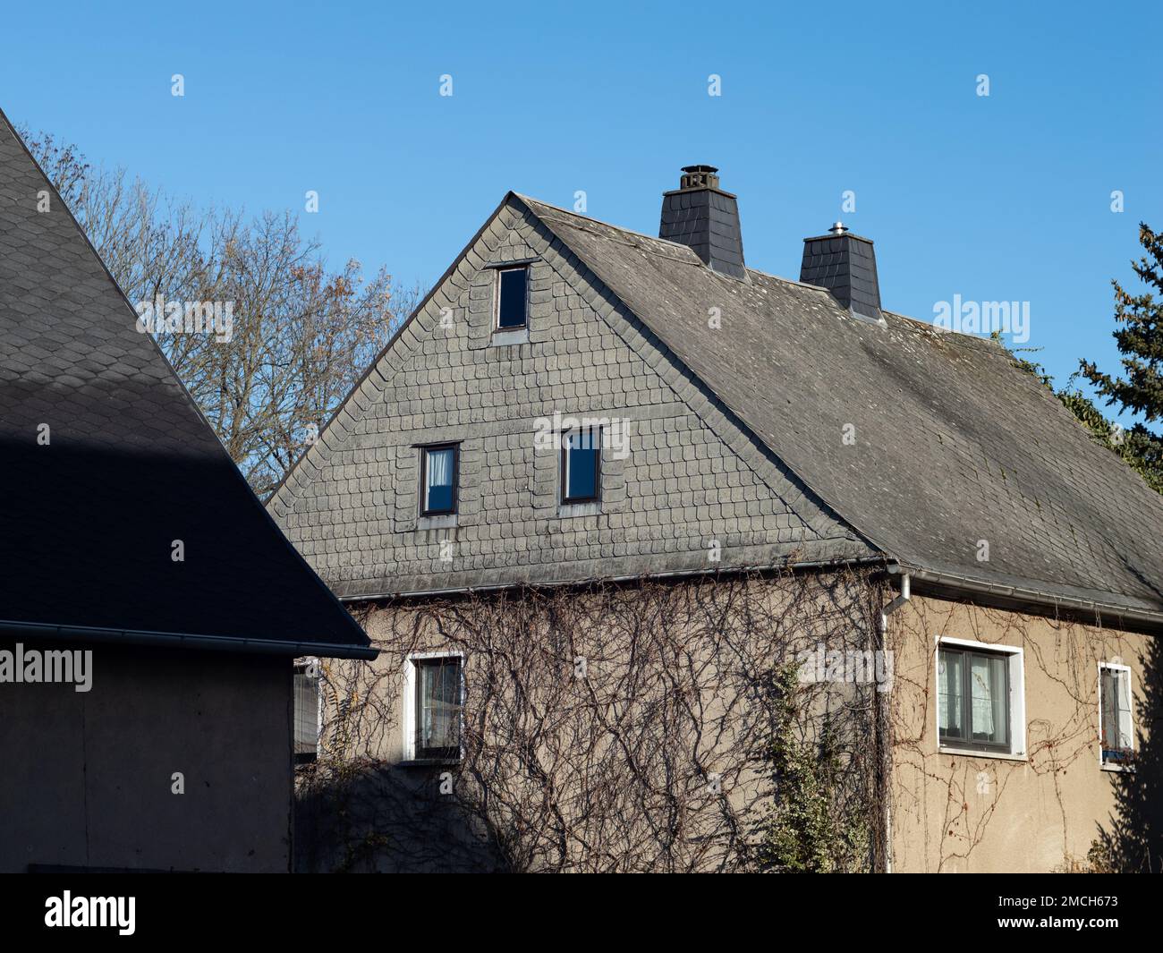 Matériaux d'amiante sur le mur extérieur et sur le toit d'une maison ...