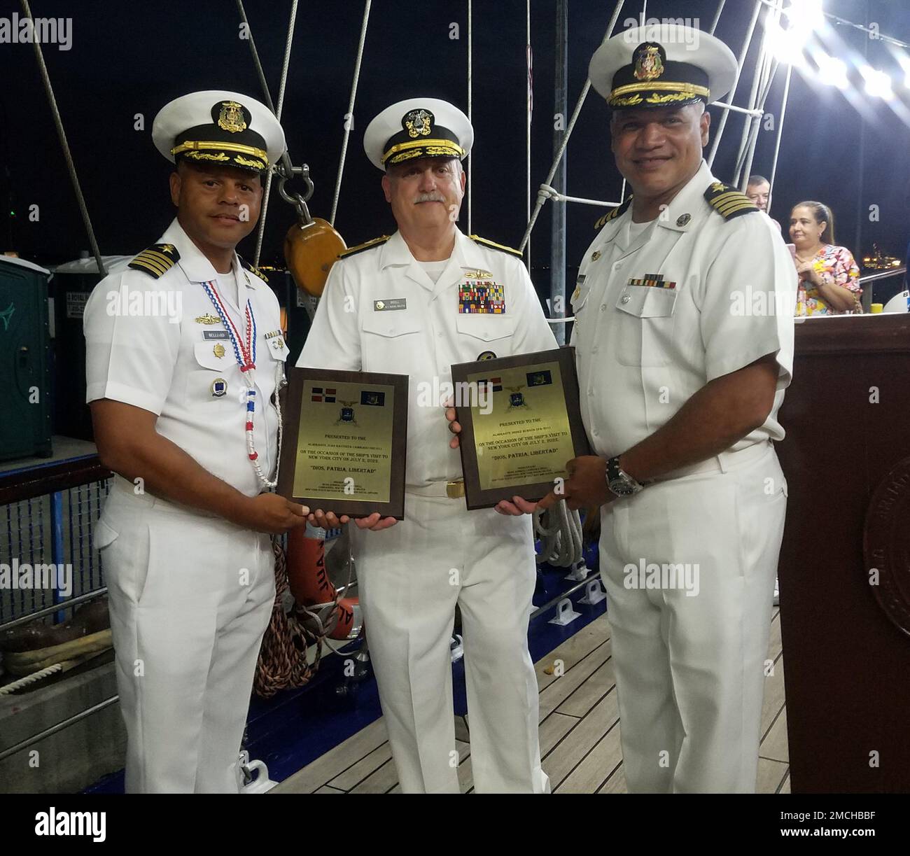 Le contre-amiral Larry Weil, au centre, commandant de la milice navale ...