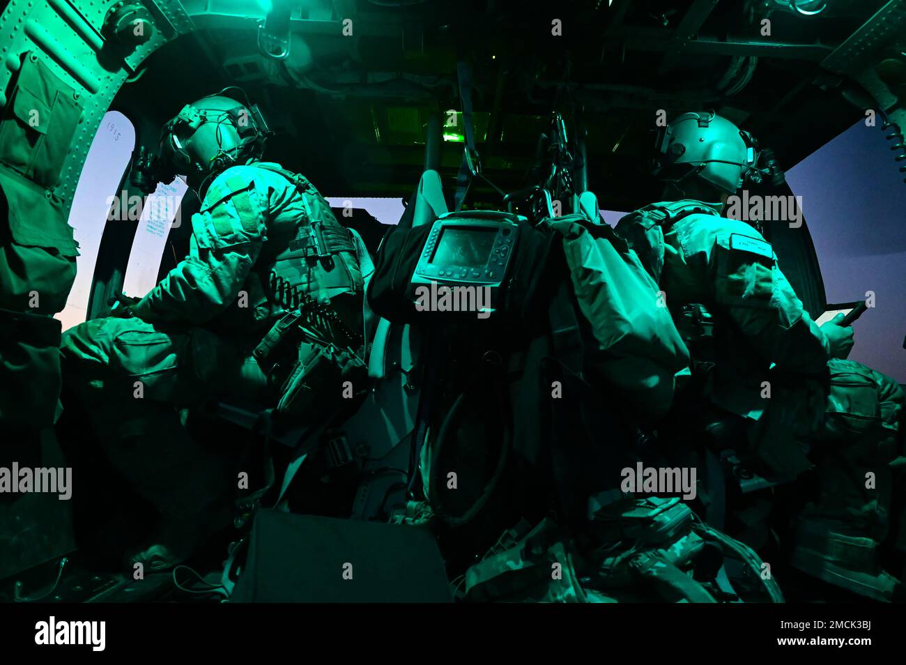 ÉTATS-UNIS Tech. De la Force aérienne Le Sgt Ken Geier, à gauche, et le ...