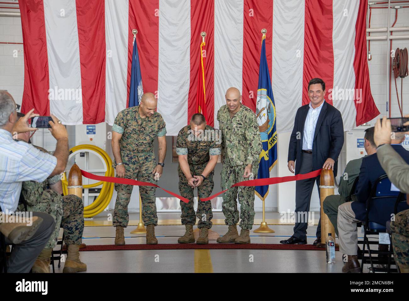 ÉTATS-UNIS Le colonel de la Marine Karl R. Arbogast, au centre ...