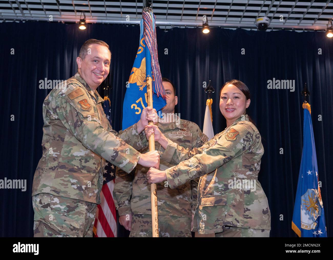 Le lieutenant-colonel Jennifer Malatesta, à droite, commandant sortant ...