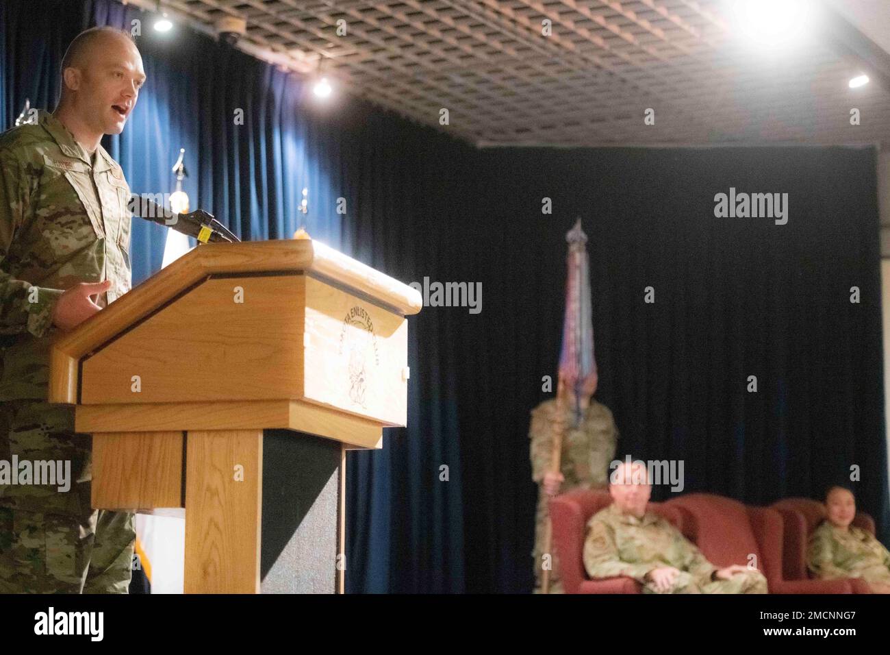 Le Maj. Jordan Hayes, commandant entrant de l'escadron de soutien de la ...