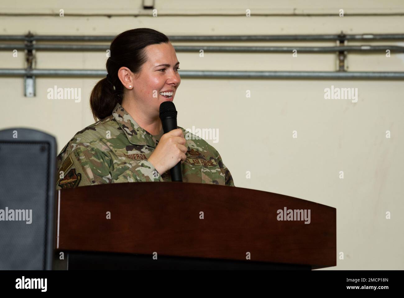 Le colonel Amanda Figueroa, commandant entrant du 694th Groupe de ...