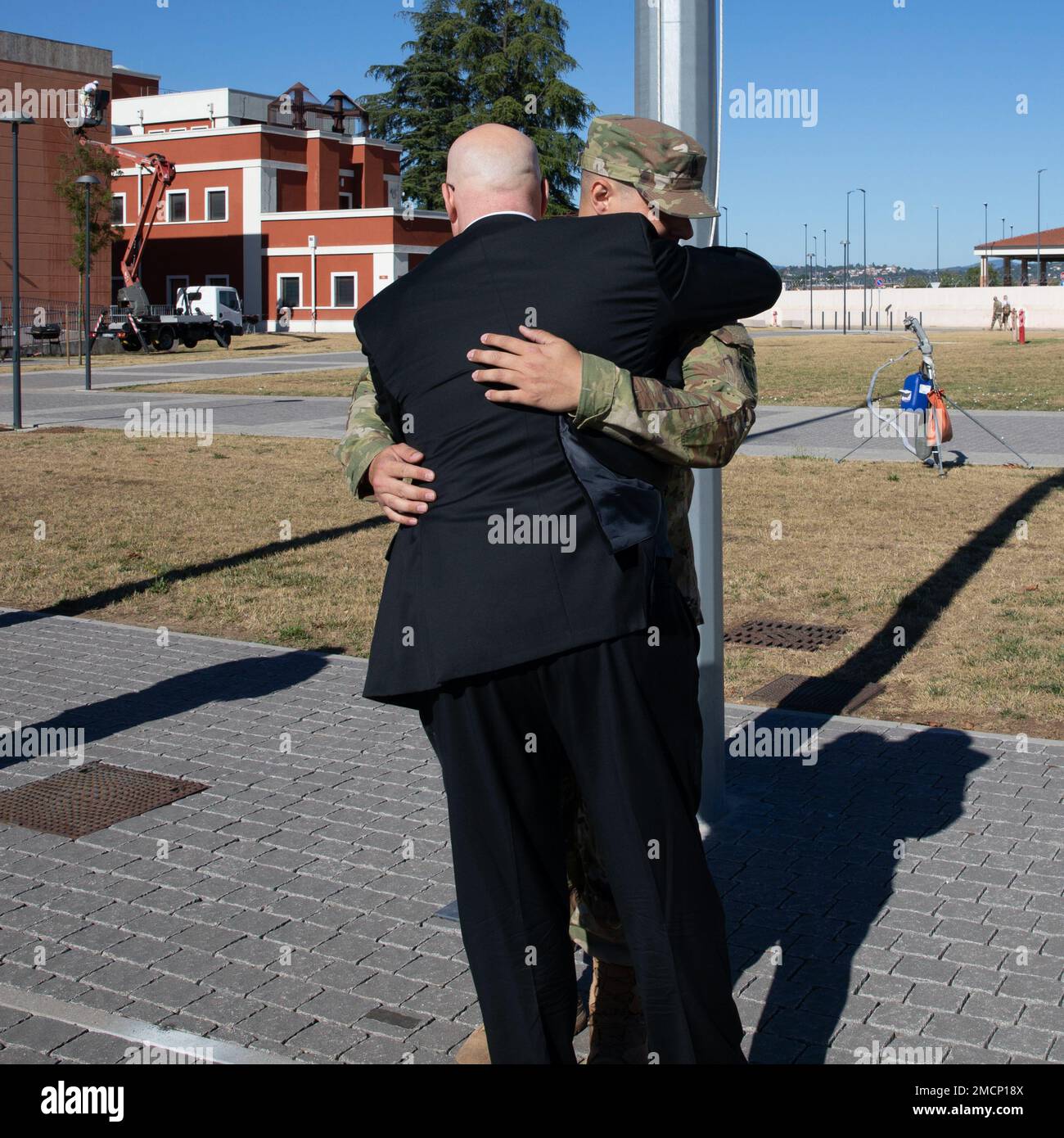 Sgt. 1st classe Taylor Strack embrasse son père, John, à la suite d'une ...