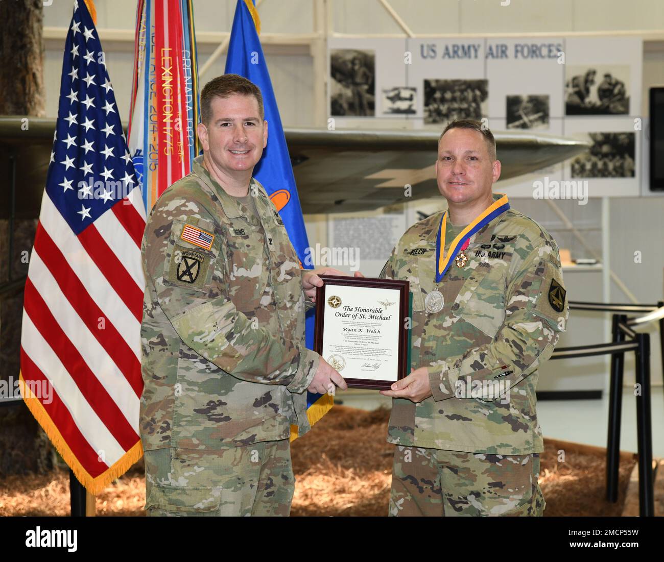 Le colonel Ryan K. Welch, directeur sortant, gestionnaire des capacités ...