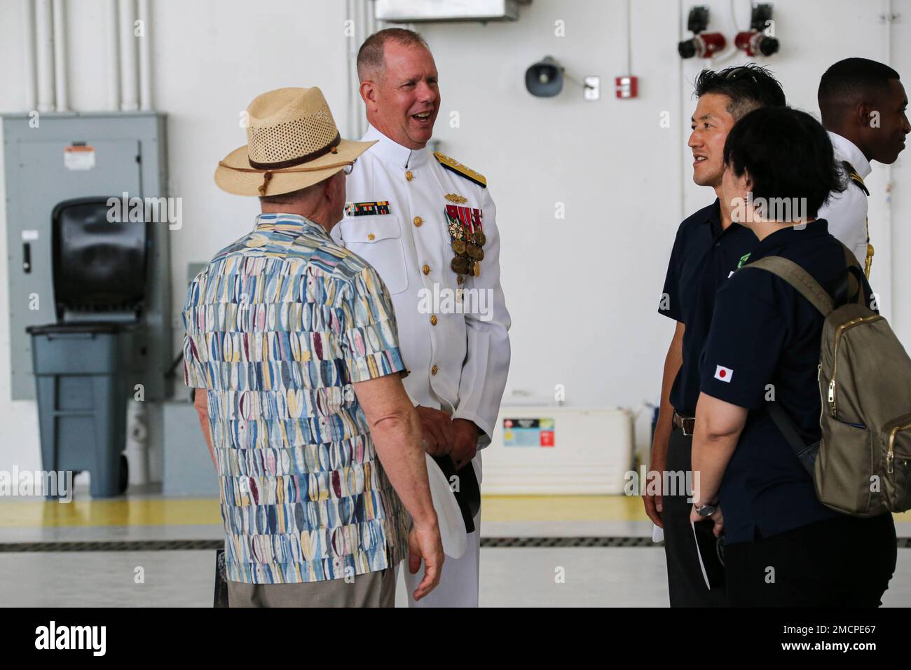 ÉTATS-UNIS Dean VanderLey, adjoint à la Marine arrière, commandant du ...