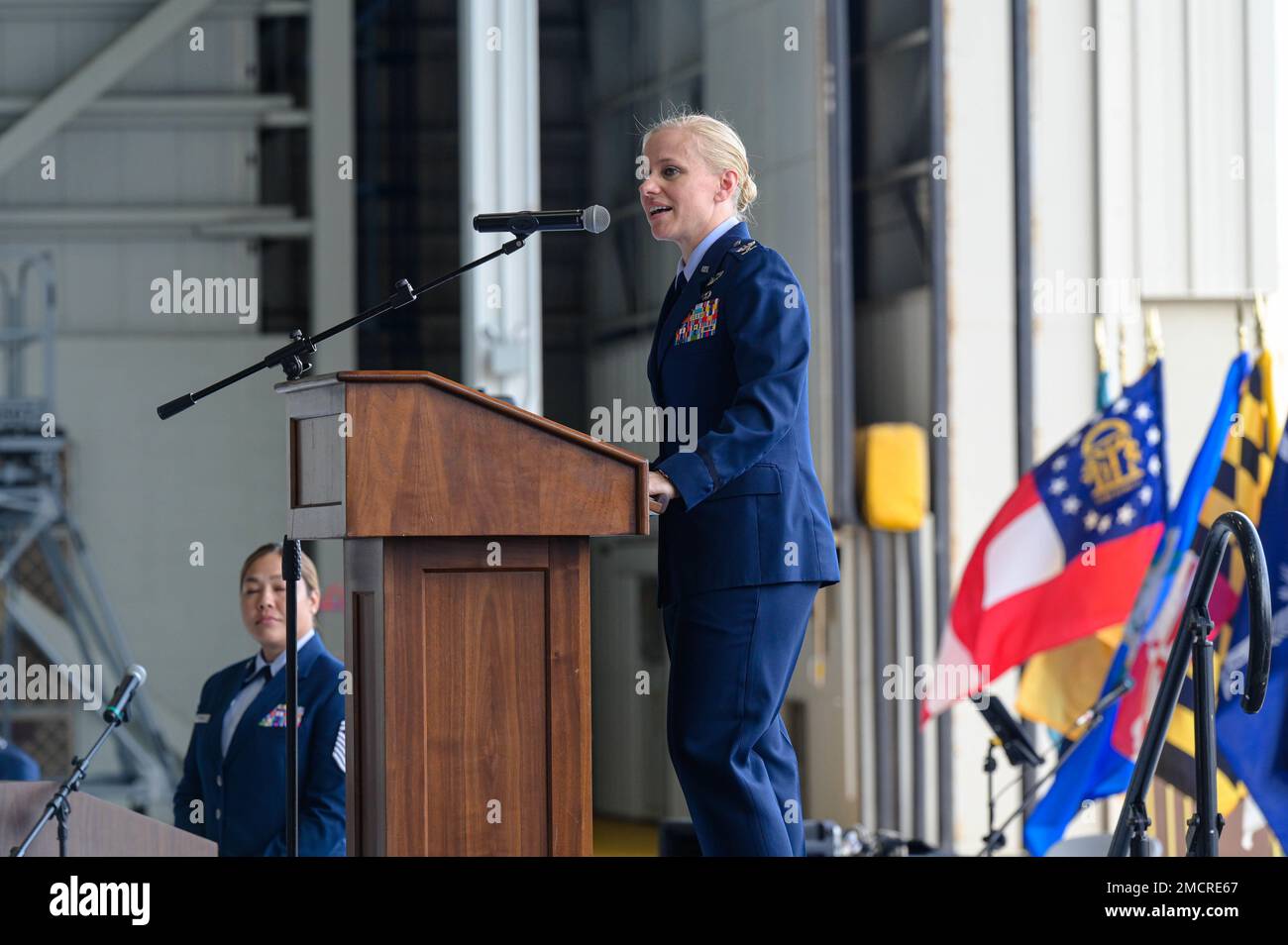 Le colonel Michele A. Lo Bianco, commandant de la 15th e Escadre ...