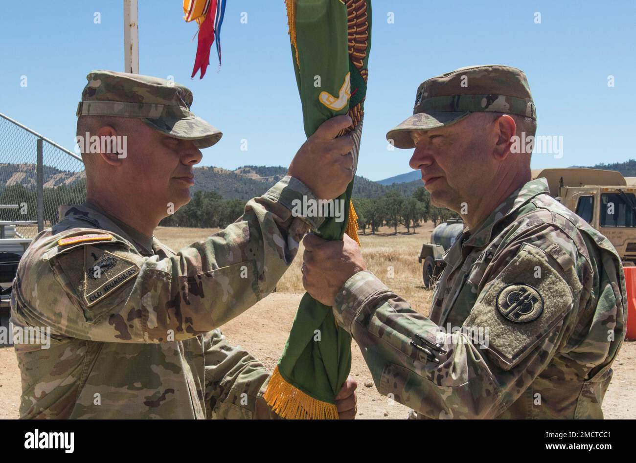Le colonel Steven Padilla (à gauche), commandant de la brigade de ...