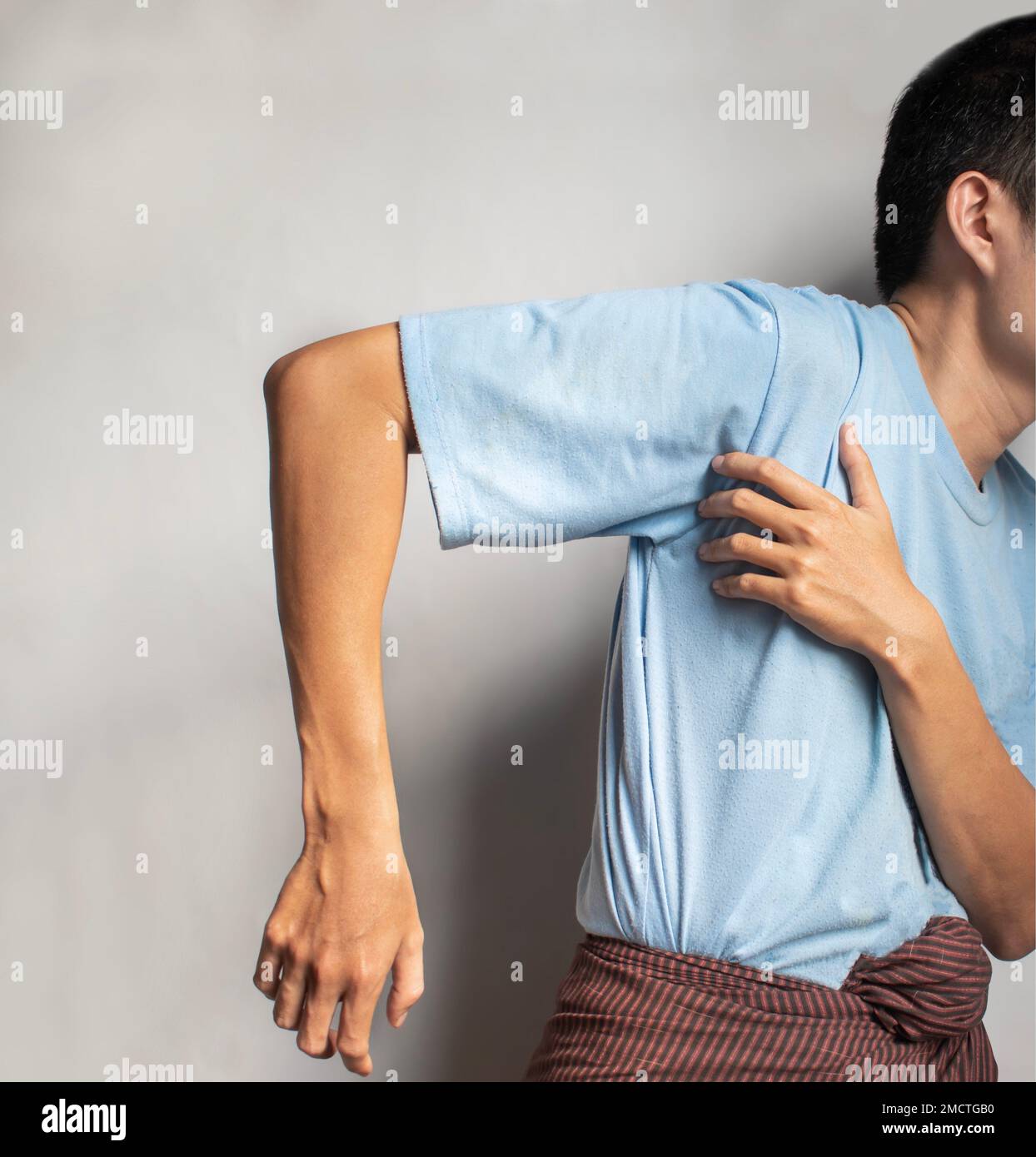 Raideur dans l'articulation de l'épaule du jeune homme d'Asie du Sud ...