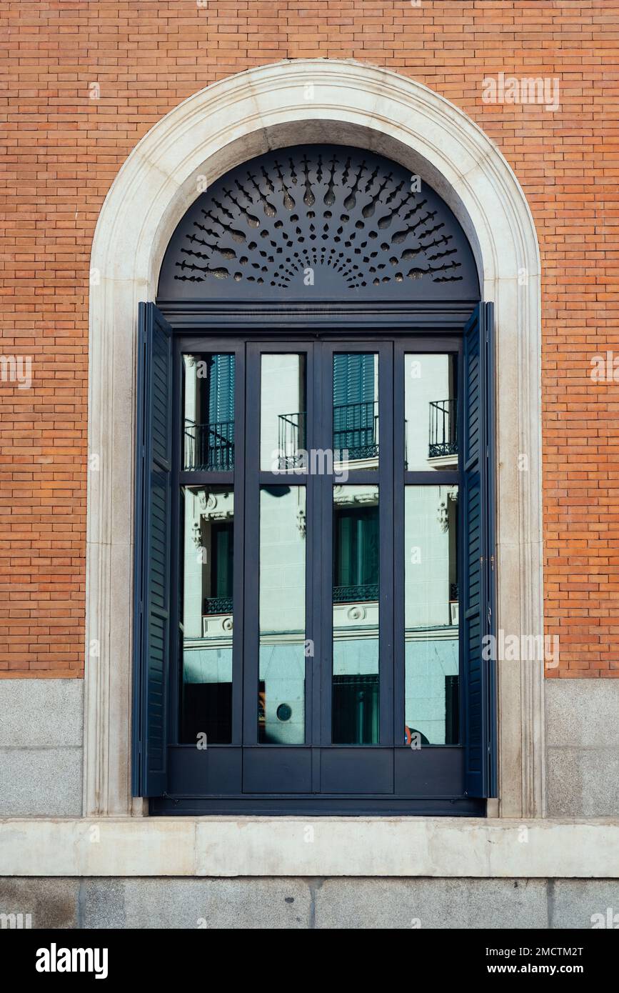 Porte classique avec arche en brique façade de bâtiment de luxe. Vue ...