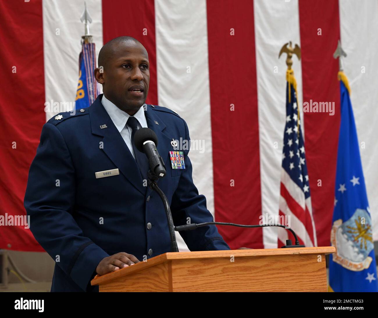 Le commandant de l'escadron du génie civil 908th, le lieutenant-colonel ...
