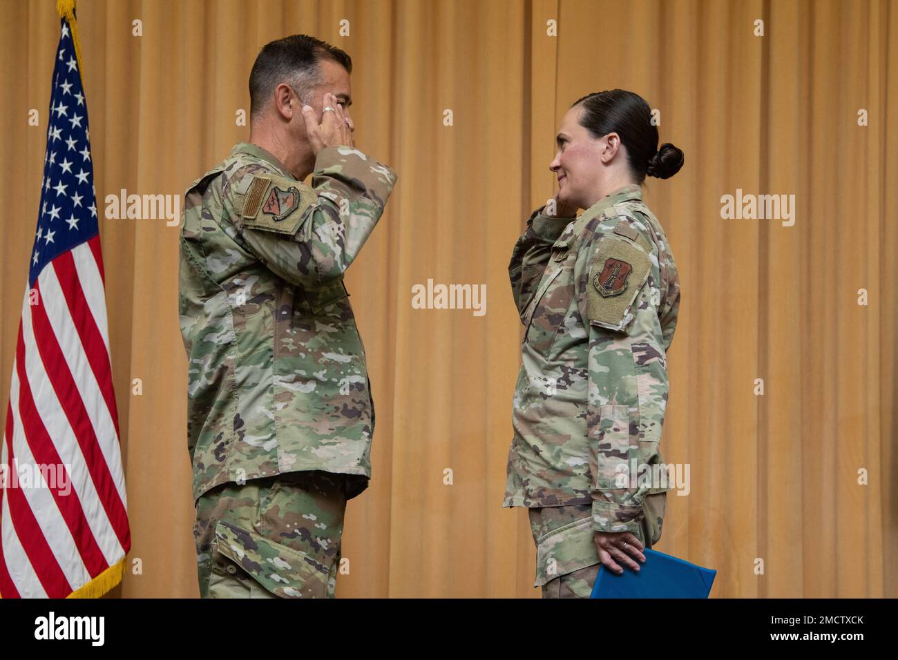 Le colonel David R. Lands, commandant du Groupe de soutien à la mission ...