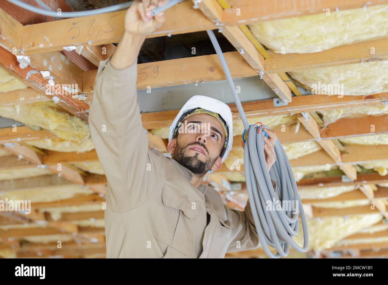 montage d'un câble électrique au plafond Photo Stock - Alamy