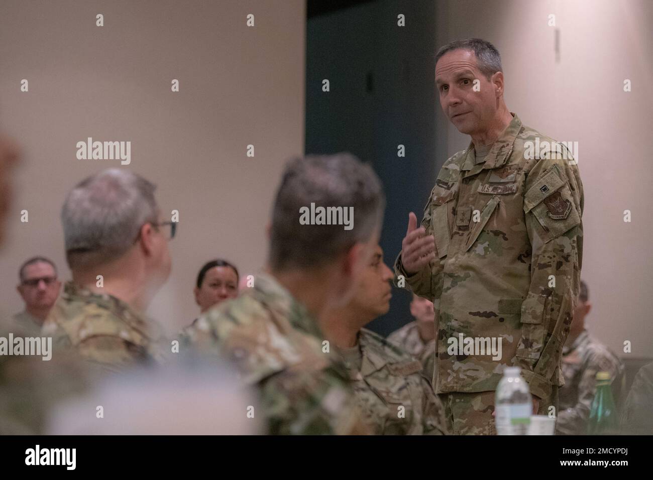 Le général de division Jeffrey T. Pennington, commandant de la Force ...