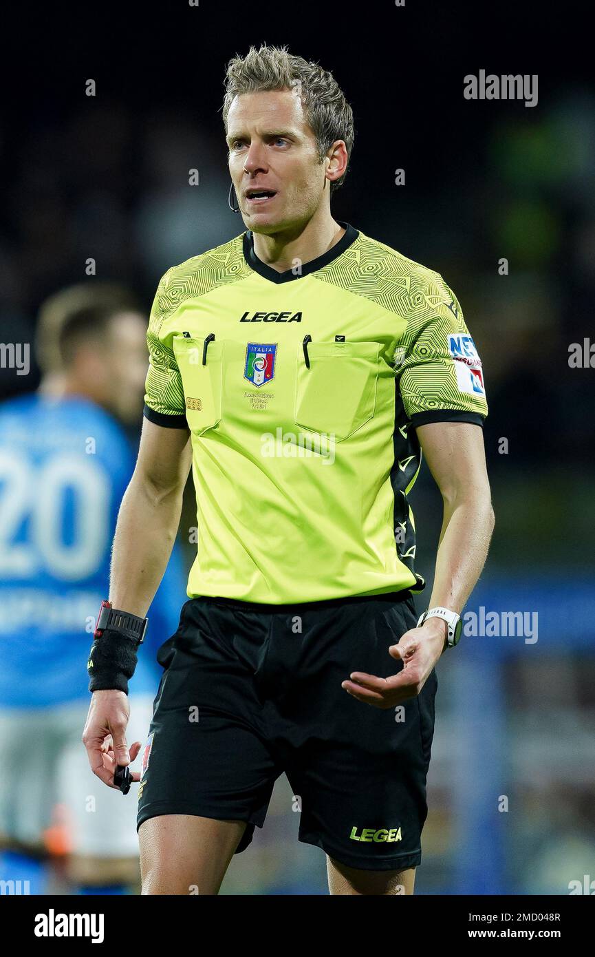 L'arbitre Daniele Chiffi regarde pendant la série Un match entre les ...