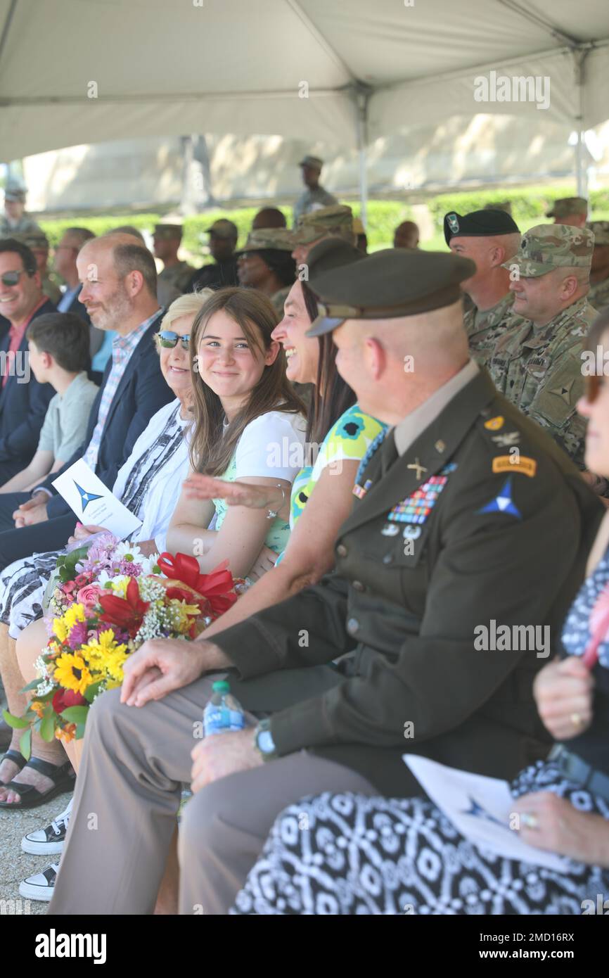 Des soldats, des amis et des membres de la famille se sont réunis pour ...