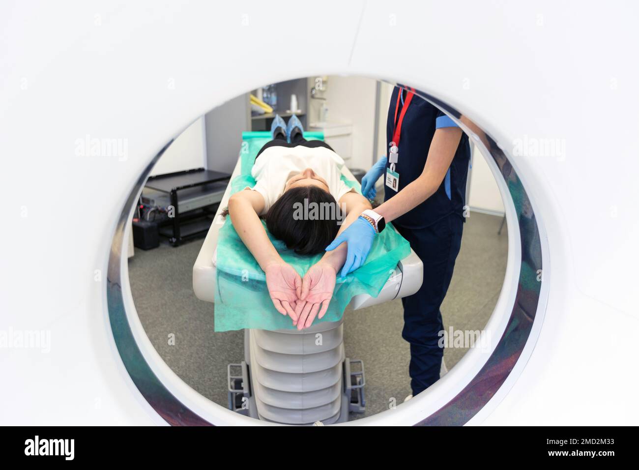 Jolie, jeune femme en train de passer un examen médical informatisé de ...