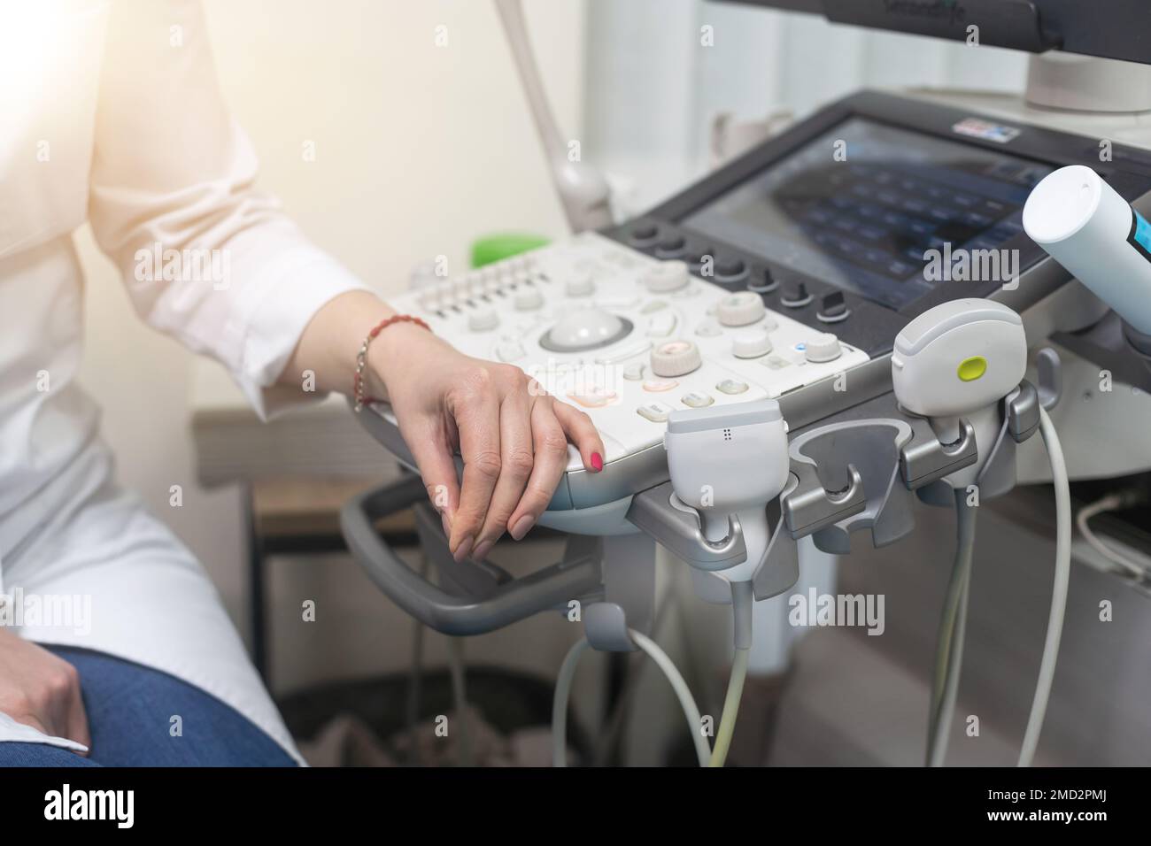 Femme endocrinologue qui effectue l'échographie à une patiente dans un ...