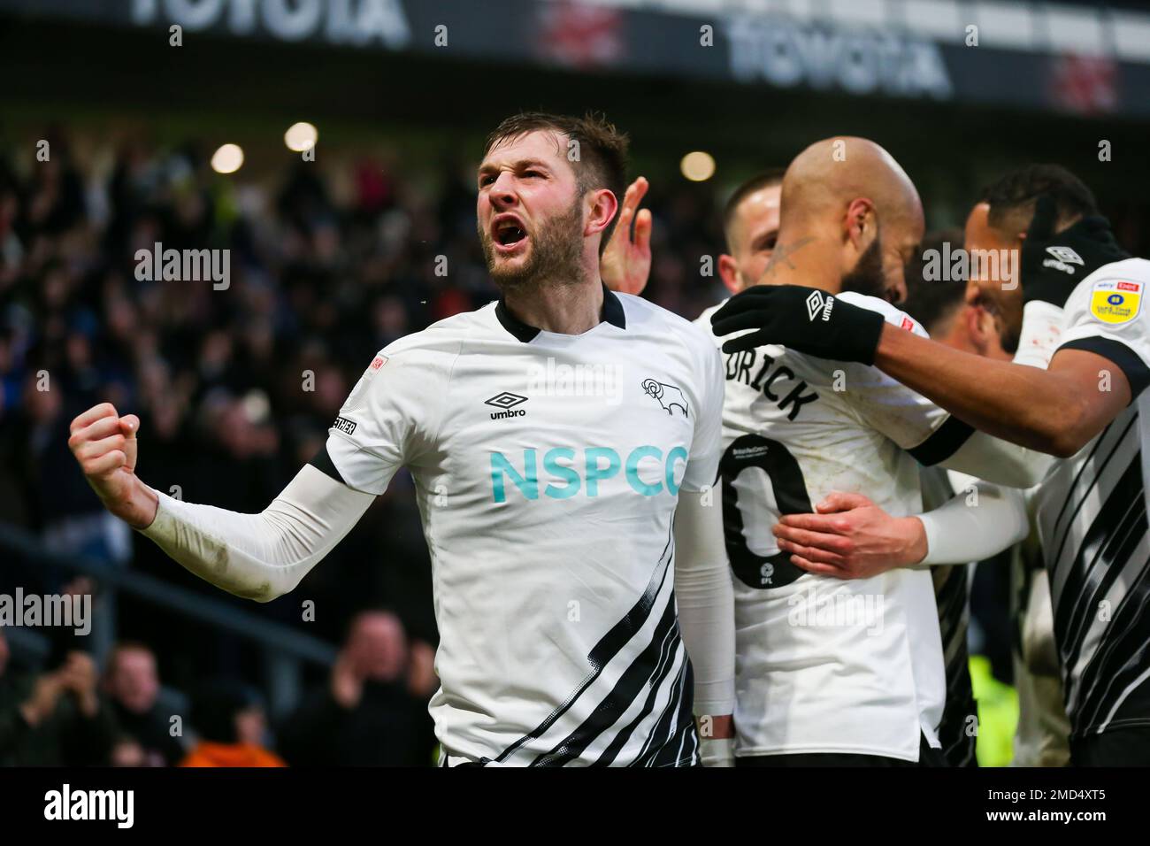 Tom Barkhuizen, du comté de Derby, célèbre le but gagnant lors du match ...