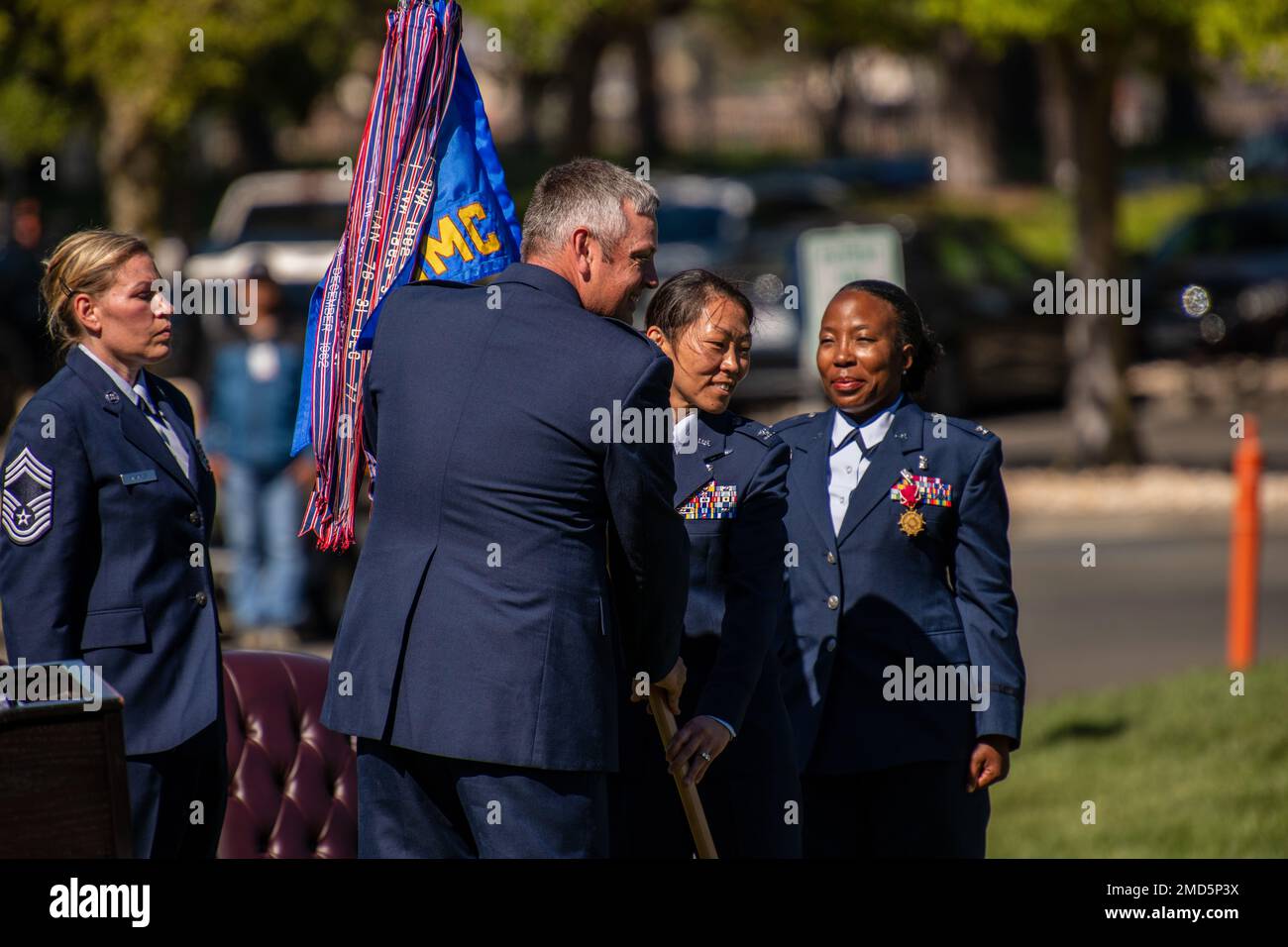 ÉTATS-UNIS Le colonel de la Force aérienne Corey Simmons, au centre à ...