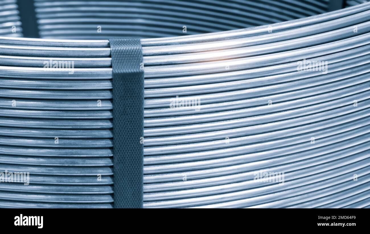 Rouleaux de fils en acier inoxydable sur le chantier. Gros plan de tige ...