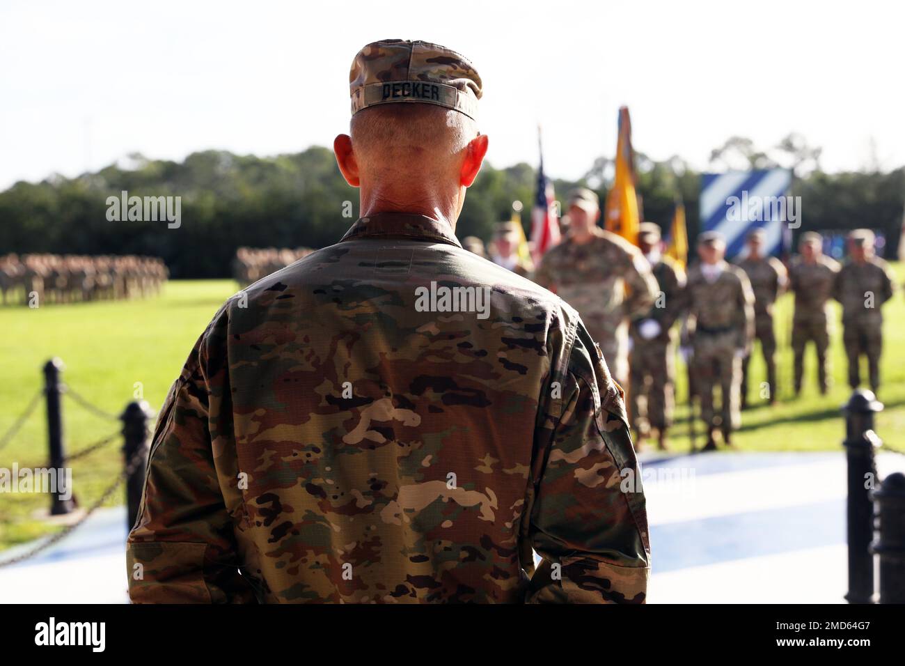 Le lieutenant-colonel Timothy W. Decker, commandant entrant du ...
