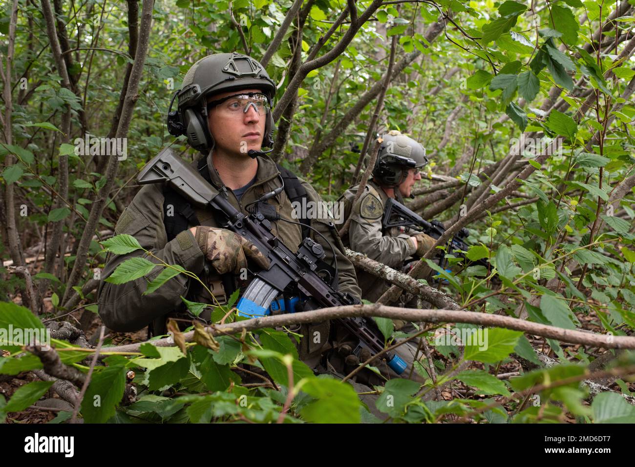 Les agents de l'équipe du Service de police d'Anchorage (SWAT ...