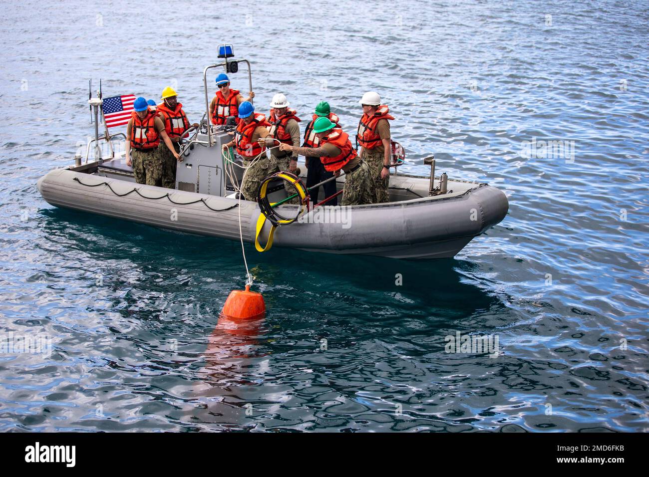 Port de l'APRA, Guam – les marins affectés à l'USS Emory S. Land (AS 39 ...
