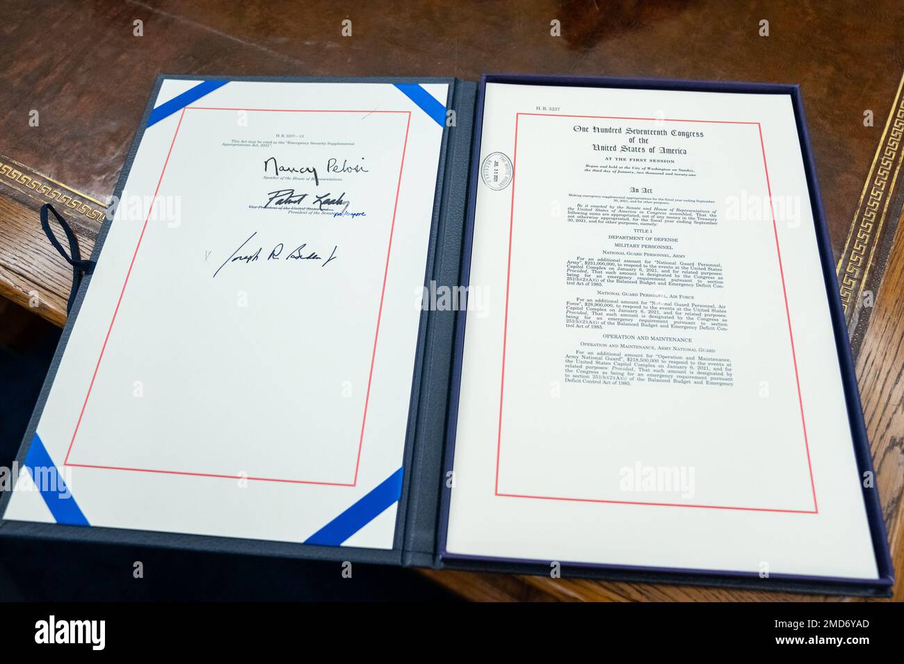 Signature de la facture de joe biden Banque de photographies et d ...