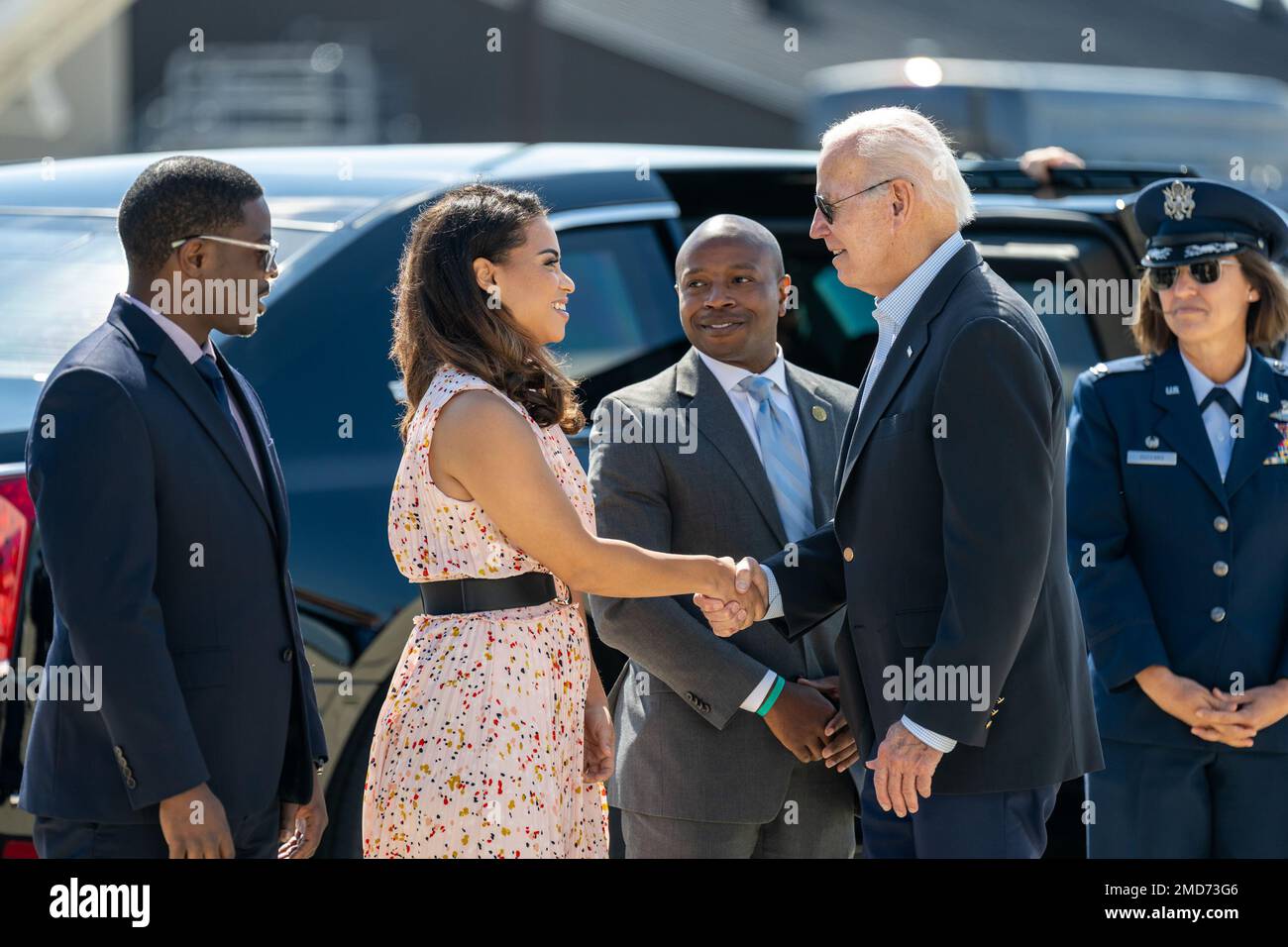 Reportage: Le président Joe Biden salue le colonel Adria Zuccaro, le ...