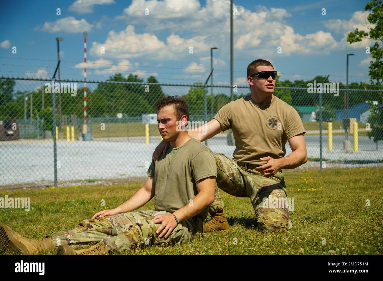 ÉTATS-UNIS Aldo Neto (à genoux), spécialiste des soins d'urgence du ...