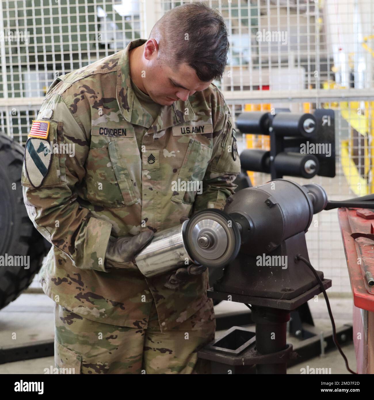 Le sergent d'état-major Robert Condren polissage d'un canister. Les ...