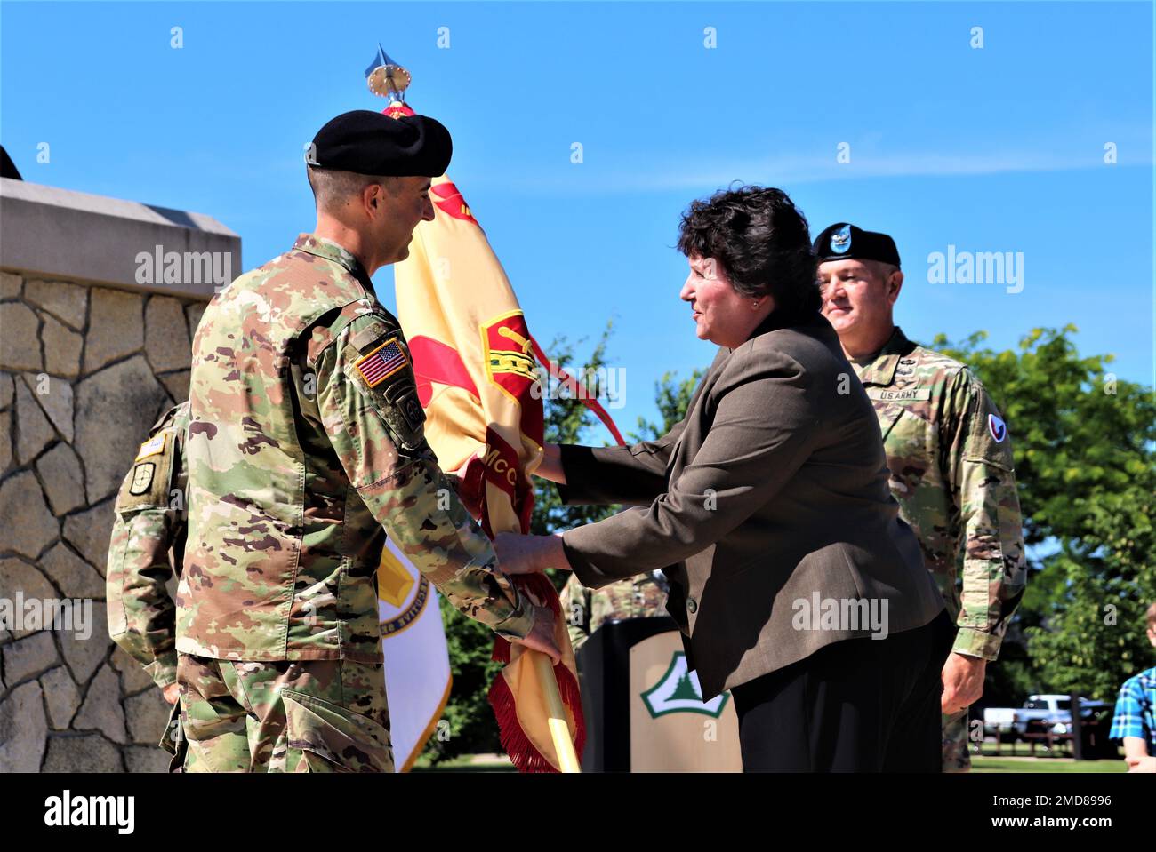 Le colonel Stephen T. Messenger reçoit le drapeau de la garnison de ...